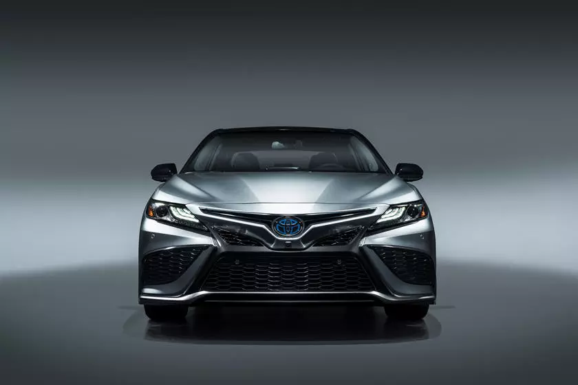 2021 Toyota Camry ကို ဆန်းသစ်သောပုံစံနှင့် စမတ်ကျသော ဘေးကင်းရေးနည်းပညာဖြင့် ထုတ်ဖော်ပြသခဲ့သည်။ 27614_11