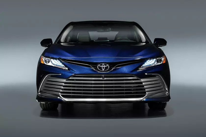 2021 Toyota Camry ကို ဆန်းသစ်သောပုံစံနှင့် စမတ်ကျသော ဘေးကင်းရေးနည်းပညာဖြင့် ထုတ်ဖော်ပြသခဲ့သည်။ 27614_3