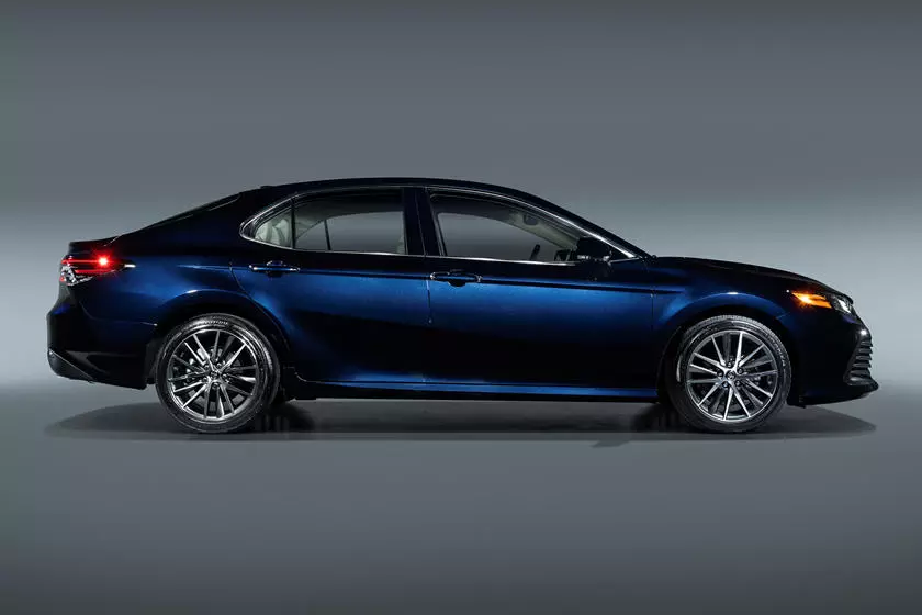 2021 Toyota Camry avduket med frisk styling og smartere sikkerhetsteknologi 27614_4