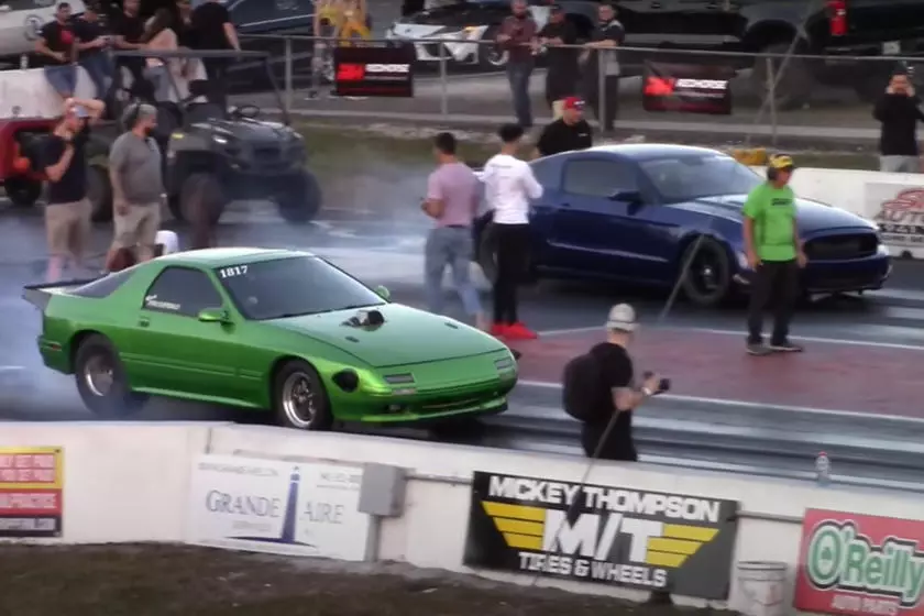 „Mazda RX-7“ su turbokompresoriumi „Chevy V8“ yra „Drag Strip Killer“. 27640_7