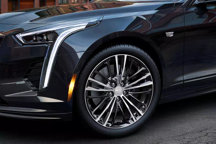 Cadillac CT6-V زموږ د تمه څخه ډیر ګړندی دی 27670_4