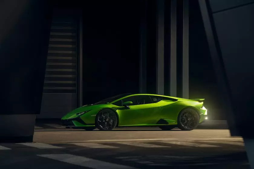 Lamborghini Huracan Tecnica on tänavavõitleja, millel on 631 hj ja RWD 277071_11