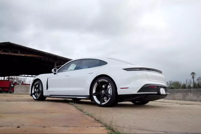 Porsche Taycan Turbo нь дэлхийн хамгийн хурдан C8 Corvette-г авлаа 27709_3