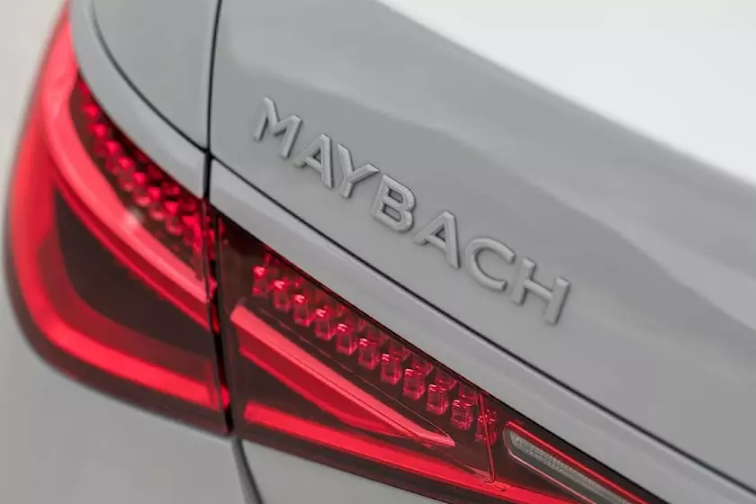 Maybach ផ្ទាល់ខ្លួនរបស់ Kim Kardashian គឺពិតជាស្រើបស្រាលណាស់។ 27835_10