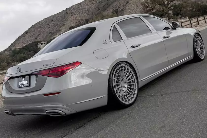 Maybach ផ្ទាល់ខ្លួនរបស់ Kim Kardashian គឺពិតជាស្រើបស្រាលណាស់។ 27835_6