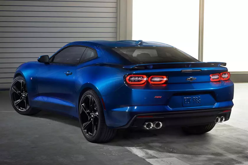 2019-2021 Chevrolet Camaro Coupe Заден аголен поглед