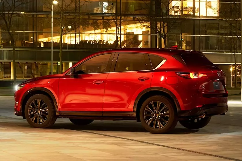 Mazda CX-5 2022 года вид сзади