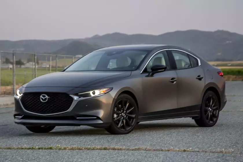 Vista frontal del sedán Mazda 3 2019-2022