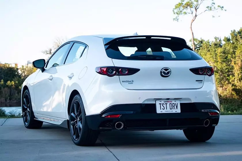 2021-2022 Mazda 3 ഹാച്ച്ബാക്ക് റിയർ ആംഗിൾ വ്യൂ