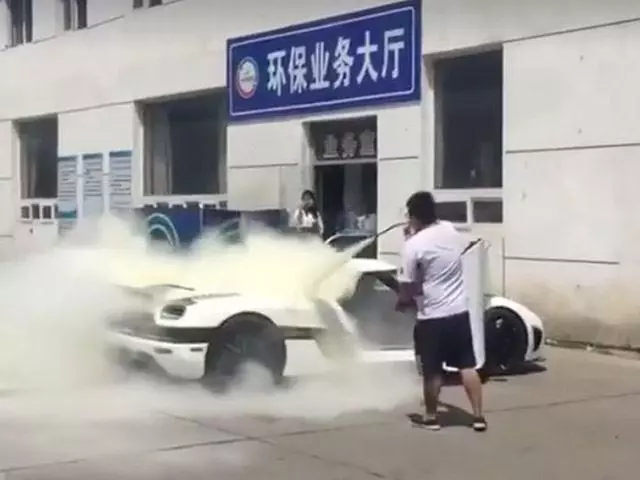 Wat zorgde ervoor dat deze Koenigsegg plotseling in brand vloog in China? 2792_1