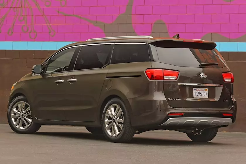 2015-2018 Kia Sedona մինիվեն Երեք քառորդ հետևի ձախ կողմի տեսք