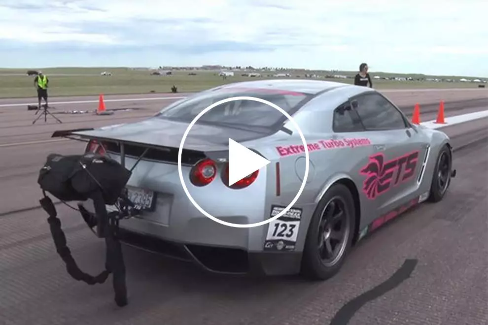 Iyi Inopenga 3,000-HP Nissan GT-R Yakapwanya The Half-Mile Record