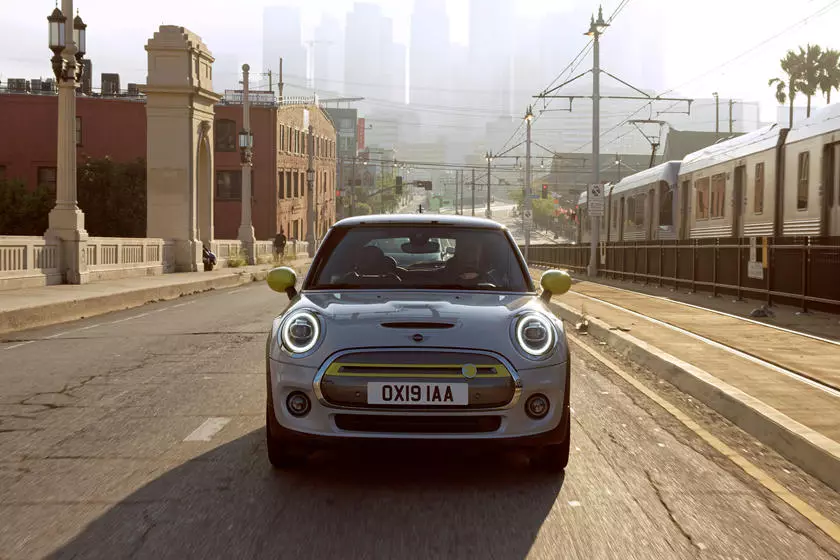 2020 MINI Cooper Hardtop elektrisks skats no priekšas