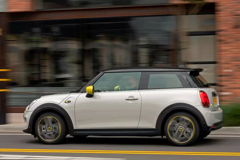 2020 MINI Cooper 硬顶电动侧视驾驶