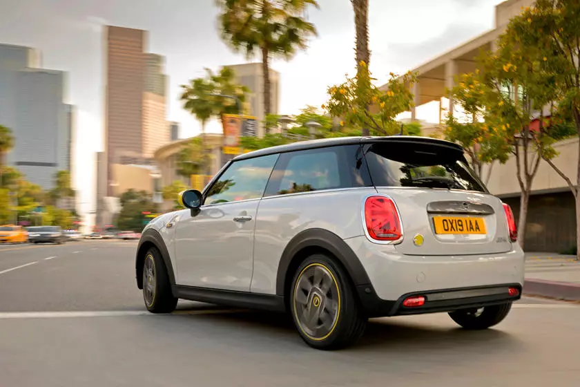 MINI Cooper Hardtop 2020 с электроприводом, вид сзади