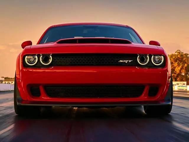 Ин аст, ки чӣ тавр Dodge аз аломатҳои дилери девҳои девона Челленджер пешгирӣ мекунад 2803_1