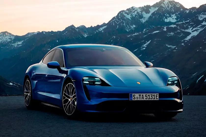 2020-2021 Porsche Taycan առջևի անկյունային տեսք