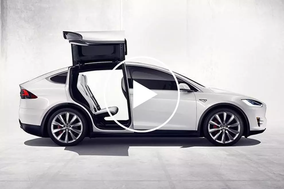 უყურეთ როგორ იხსნიან კნუტს Tesla Model X ბამპერისგან