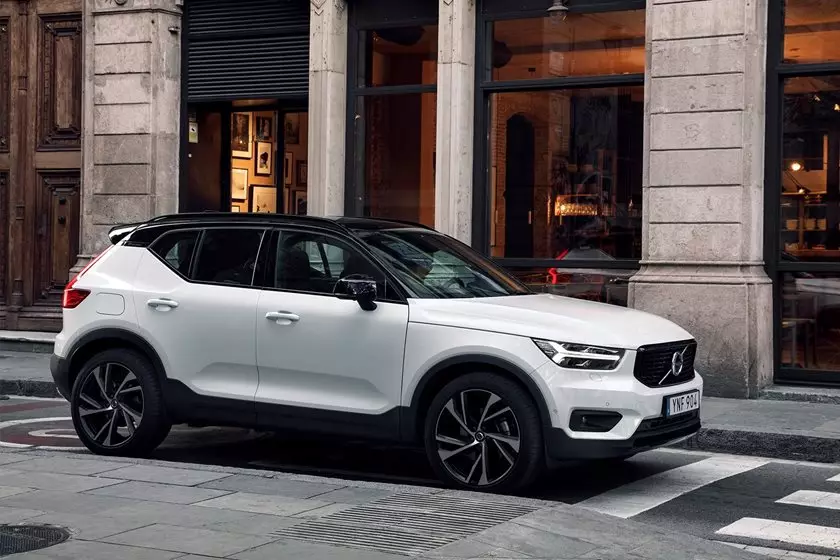 Лара Крофт кара елегантно ново Volvo XC40 в Tomb Raider 28149_10