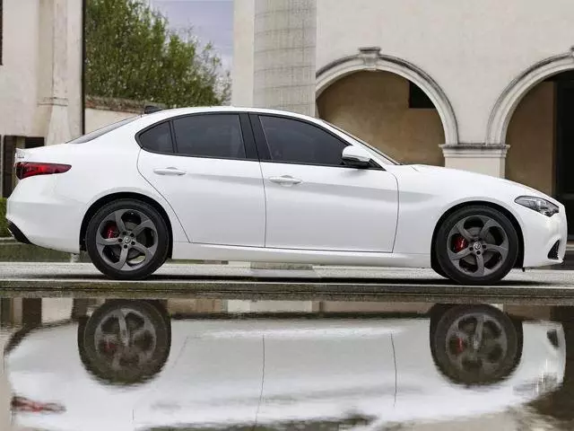 Ingabe Ikusasa Lika-Alfa Romeo Giulia Lisenkingeni? 2815_3