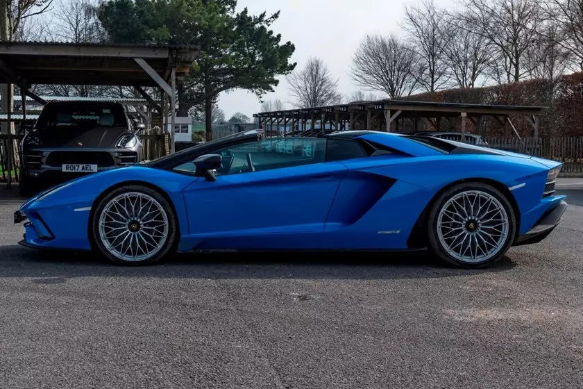 Lamborghini Aventador S 로드스터 테스트 드라이브 검토: 익스트림 슈퍼카 광기 28192_1