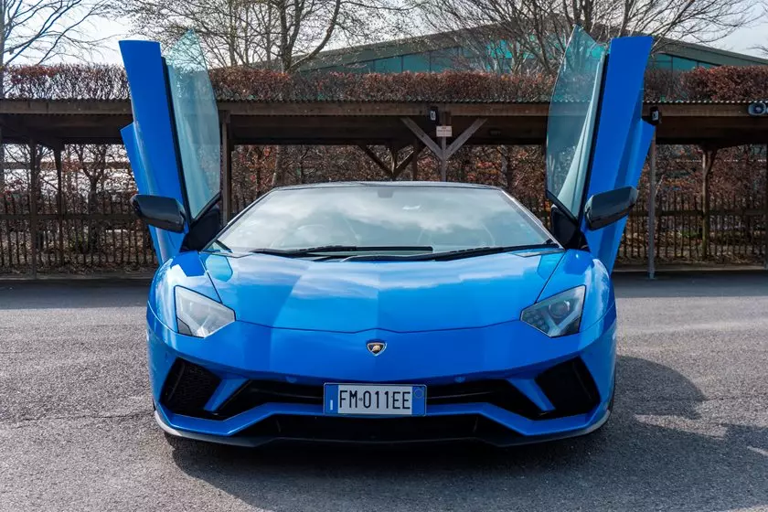 Lamborghini Aventador S Roadsteri proovisõidu ülevaade: äärmuslik superautode hullus 28192_13