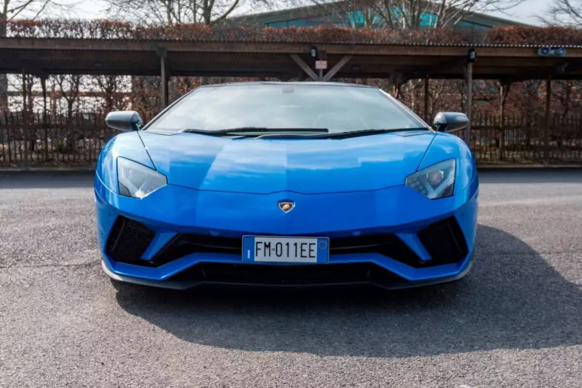 A Lamborghini Aventador S Roadster tesztvezetési áttekintése: Extrém szuperautó-őrület 28192_2