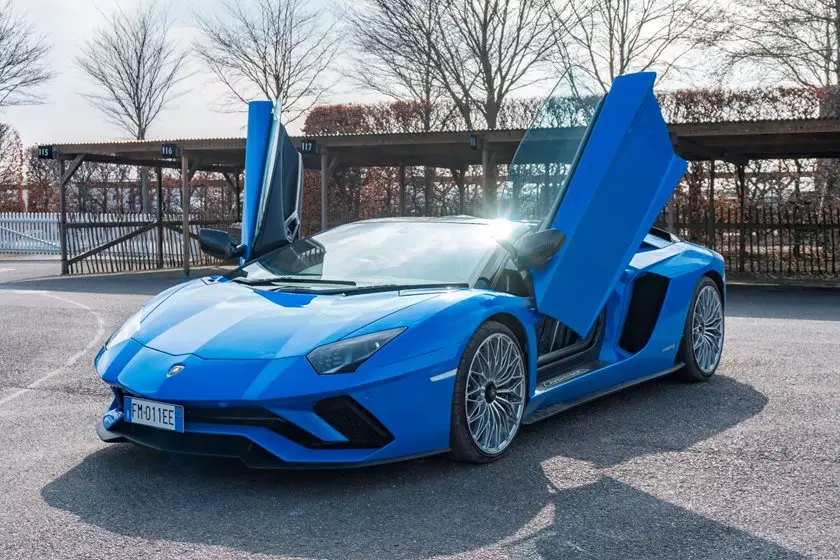 Lamborghini Aventador S Roadster Test Drive Review: Maɗaukakin Hauka na Supercar 28192_4