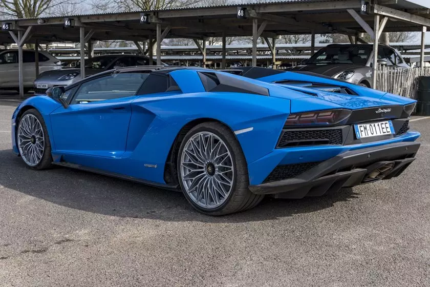 Lamborghini Aventador S 로드스터 테스트 드라이브 검토: 익스트림 슈퍼카 광기 28192_6