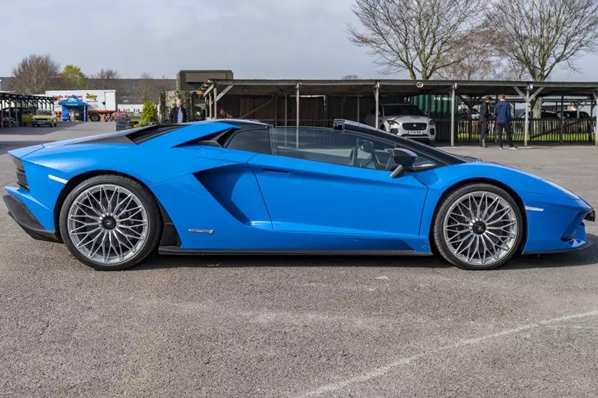 A Lamborghini Aventador S Roadster tesztvezetési áttekintése: Extrém szuperautó-őrület 28192_8