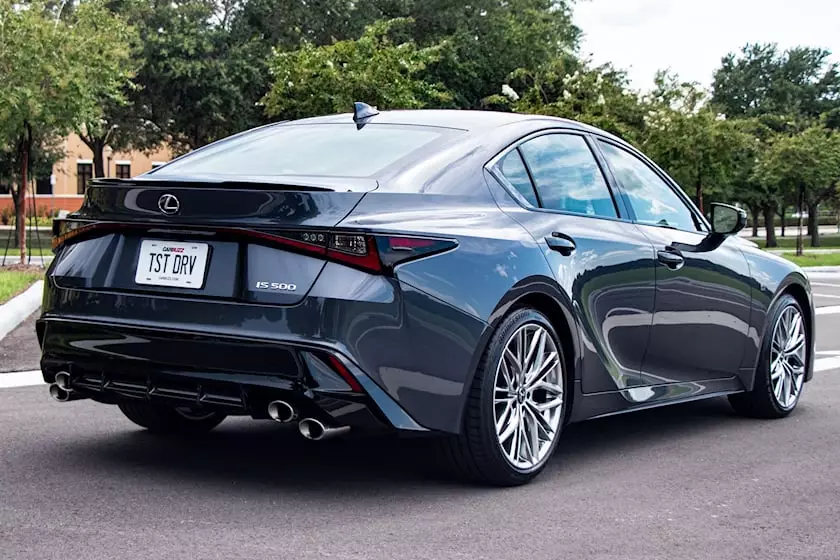 2022 Lexus IS 500 vista posteriore angolare