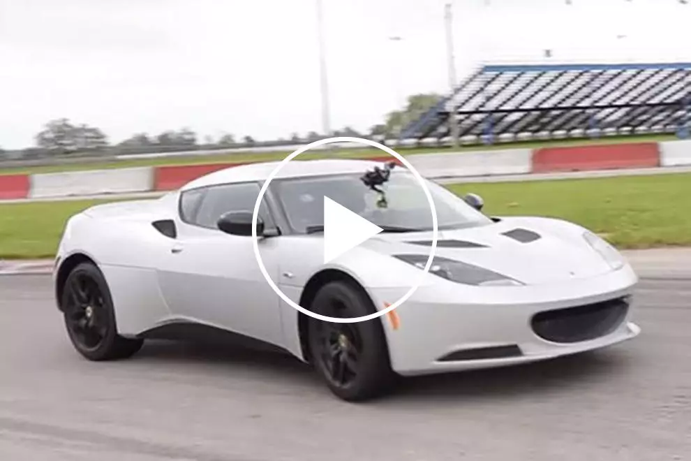 Cette Lotus Evora propulsée par Tesla peut établir des temps de tour de supercar