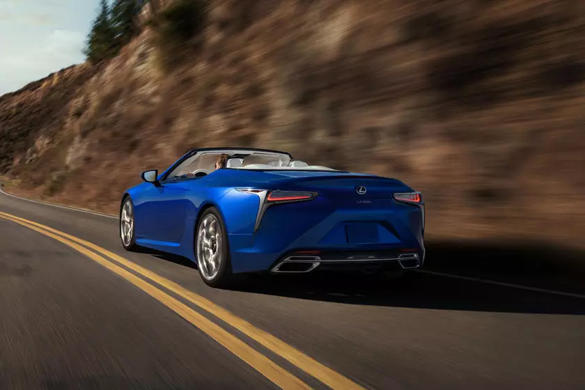 2021 Lexus LC 500 Cabrio Achteraanzicht Rijden