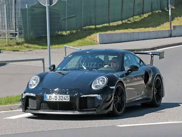 పోర్స్చే 911 GT2 RS ఉనికిని నిరాకరిస్తూనే ఉంది 2846_1