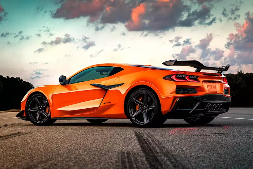 2023 წლის Chevrolet Corvette Z06 Coupe უკანა კუთხის ხედი