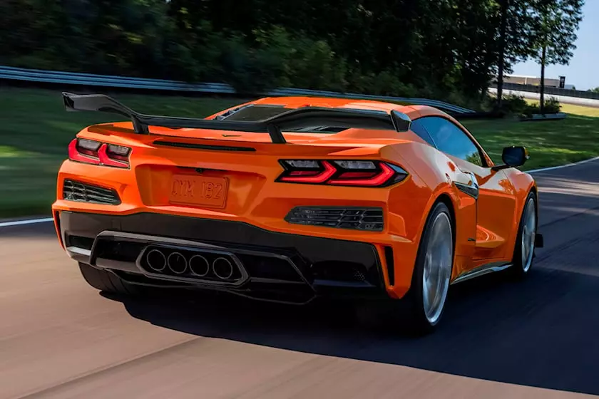 2023 Chevrolet Corvette Z06 Coupe டிரைவிங் பேக் வியூ