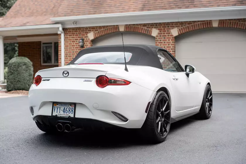 Ang V8-Powered Mazda MX-5 ay $100,000 Of Awesome 28561_2