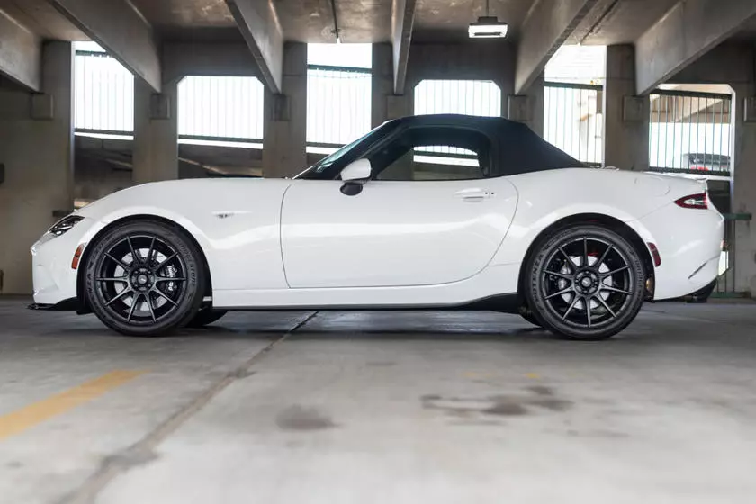 Ang V8-Powered Mazda MX-5 ay $100,000 Of Awesome 28561_3