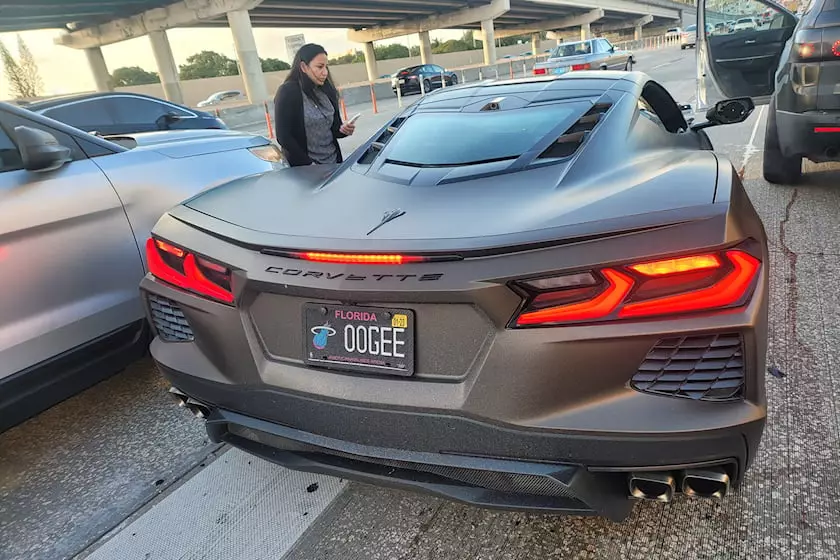 Florida Man's Corvette taper kampen med slepeball i en ekkel krasj 28720_2