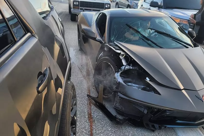 Florida Man's Corvette taper kampen med slepeball i en ekkel krasj 28720_4