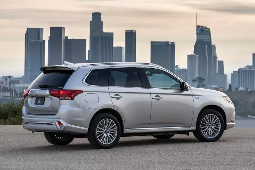 2019–2020 „Mitsubishi Outlander PHEV“ vaizdas iš galinio kampo