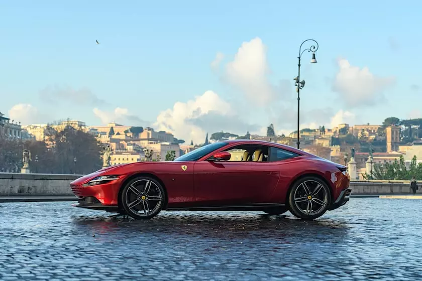 2021 Ferrari Roma hliðarsýn