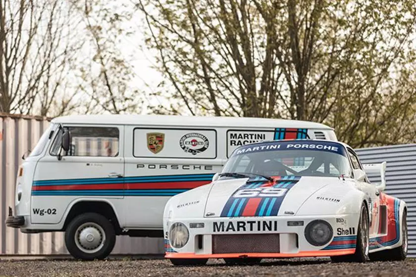 이 Porsche 935 Racer와 VW Van은 완벽한 한 쌍을 이룹니다.