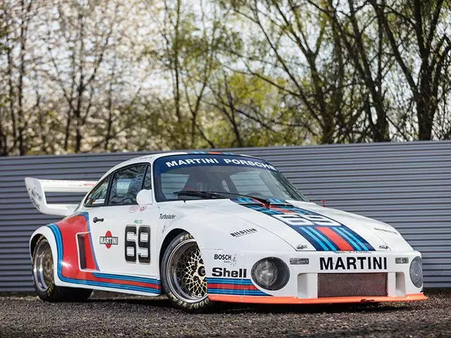 Tento Porsche 935 Racer a VW Van tvoria dokonalý pár 2899_2