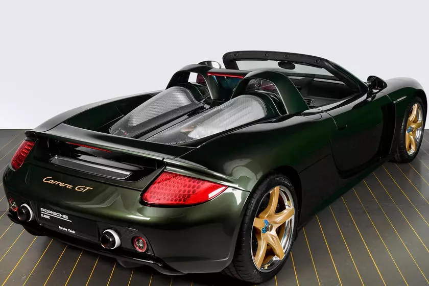 이 미친 Porsche Carrera GT 튜닝 작업을 완료하는 데 1,000시간이 넘게 걸렸습니다. 29014_5