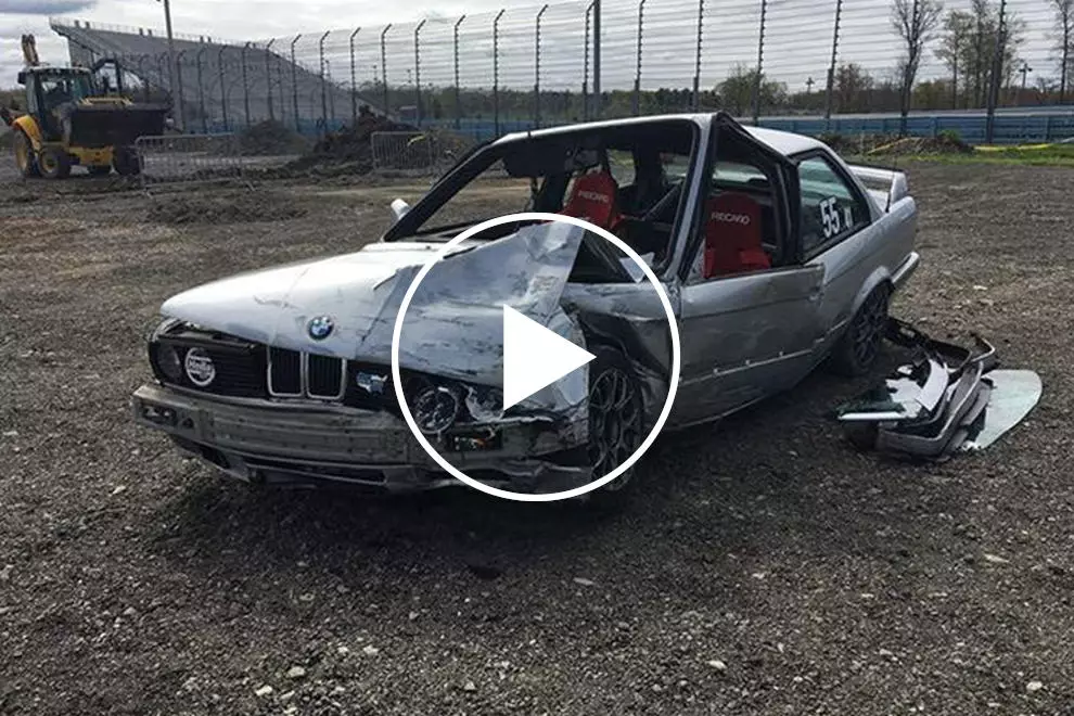 BMW E30 운전자는 시속 110마일에서 브레이크를 잃은 후 끔찍한 충돌에서 살아남았습니다.