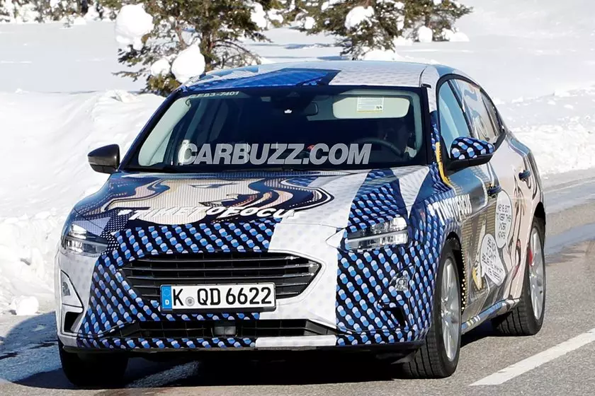 Ford Focus Sedan 2019 spionat cu un camuflaj în stil benzi desenate 29098_1