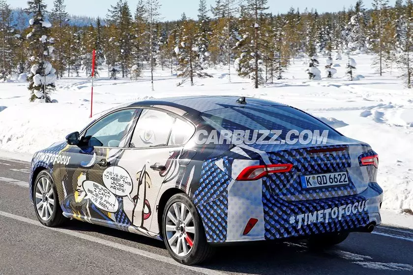 Ford Focus Sedan 2019 spionat cu un camuflaj în stil benzi desenate 29098_10