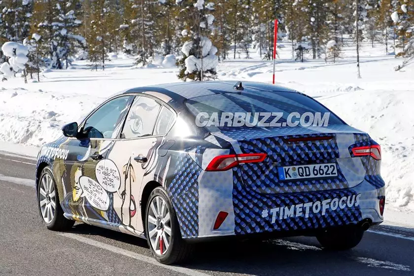 Ford Focus Sedan 2019 spionat cu un camuflaj în stil benzi desenate 29098_11