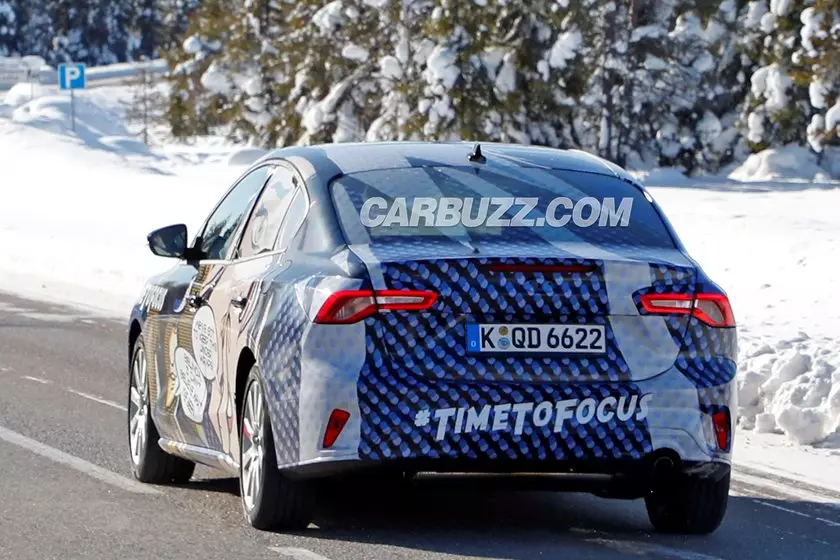 2019 Ford Focus Sedan mit Camouflage im Comic-Stil ausspioniert 29098_12